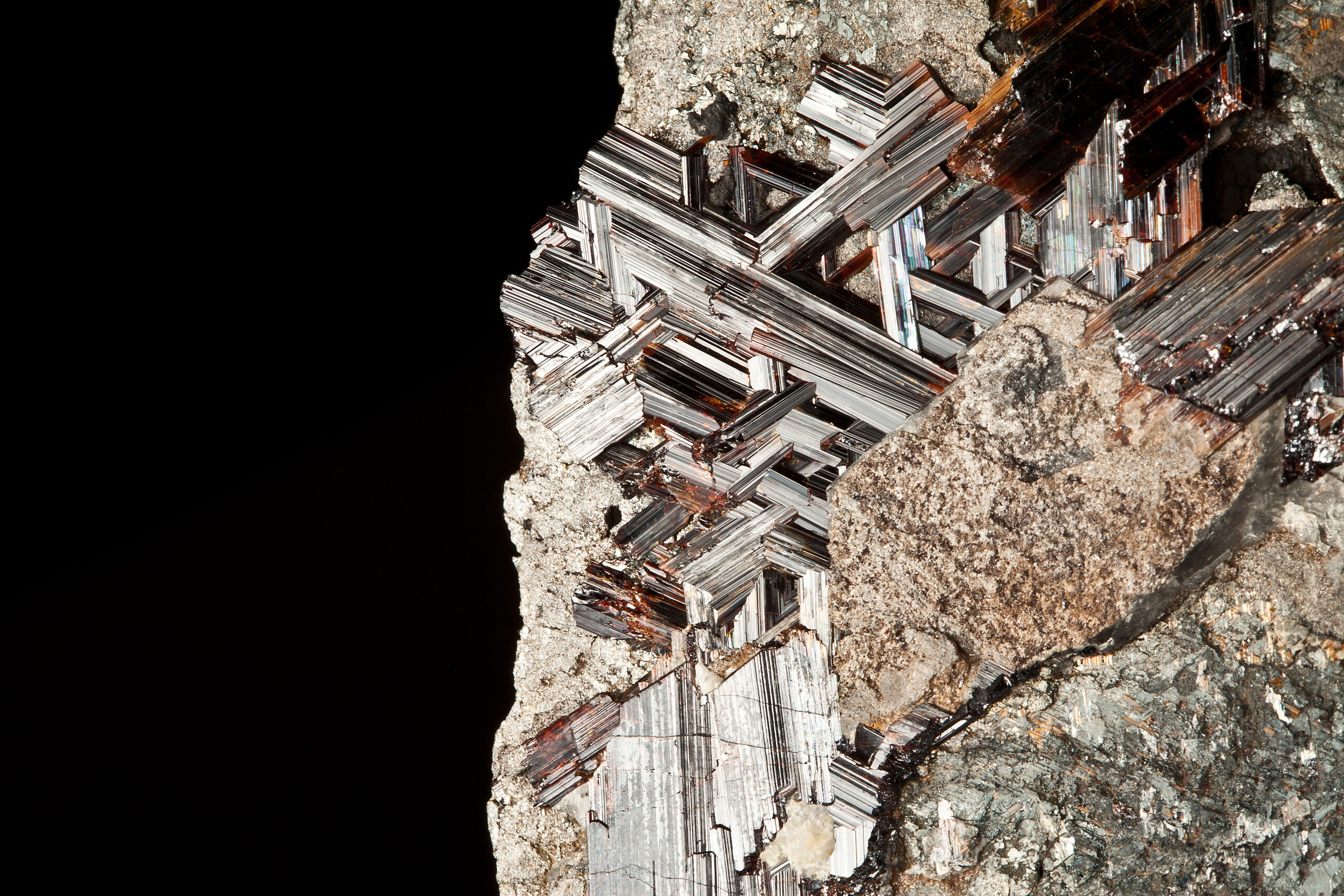 RUTILO “Geminado” com Quartzo na Hematita – MM Gerdau Tainacan