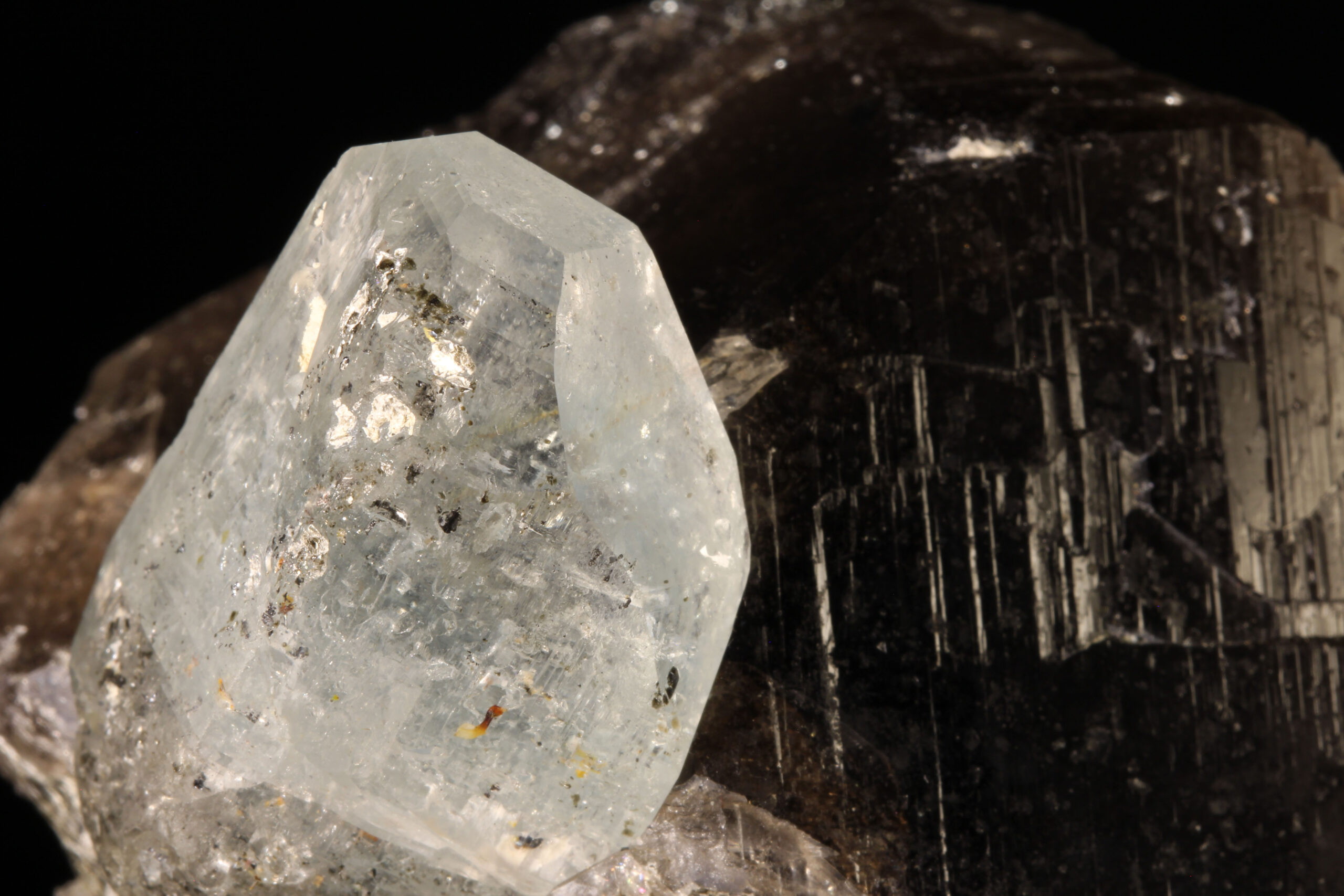 TOPÁZIO no Quartzo Fumê – MM Gerdau Tainacan