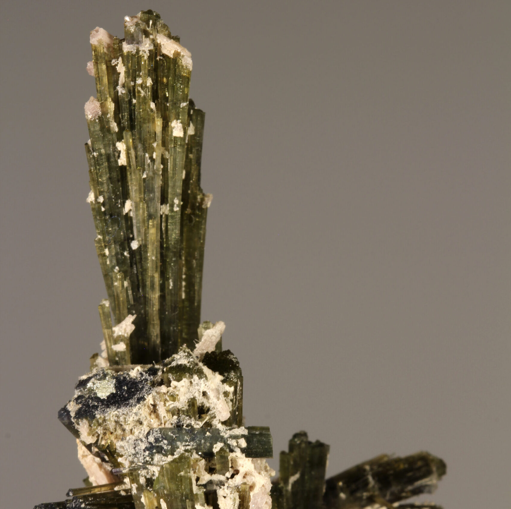 ELBAÍTA Verde com Lepidolita – MM Gerdau Tainacan