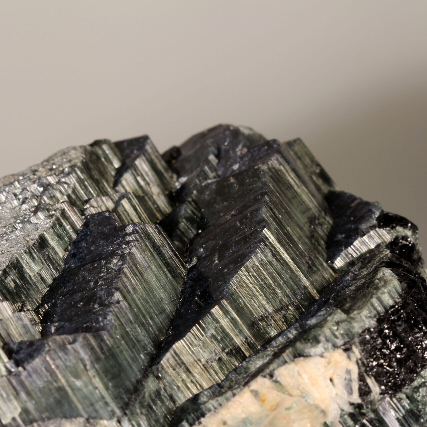 ELBAÍTA Bicolor (verde-azul) com Quartzo e Albita – MM Gerdau Tainacan